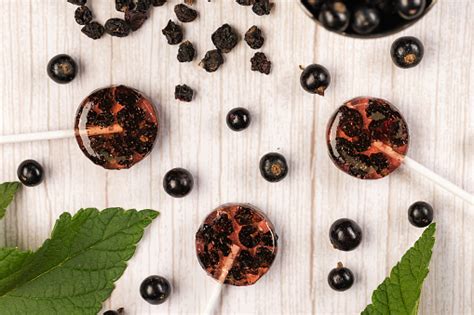 흰색 나무 배경에 자연 탈수 건포도로 만든 수제 롤리팝 과자 없이 건강에 좋은 채식 주의 채식 요리 개념에 대한 스톡 사진 및 기타 이미지 Istock