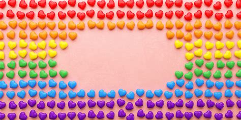 분홍색 배경에 무지개 색깔의 하트가 있는 프라이드 배너와 Lgbtqia 프라이드의 달과 사랑의 다양성 축하를 위한 복사 공간 3d 일러스트레이션의 평평한 보기 3차원 형태에