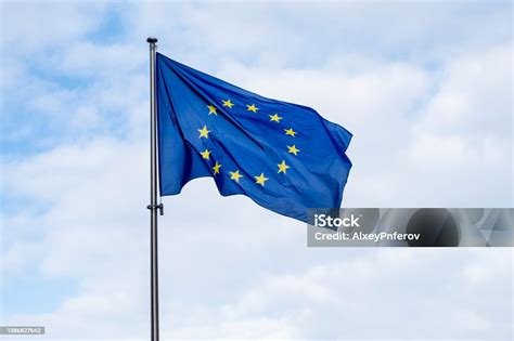 푸른 하늘에 흔들리는 Eu 국기 또는 유럽 연합 국기의 파노라마 보기 유럽 연합에 대한 스톡 사진 및 기타 이미지 유럽 연합 유럽연합기 기 Istock