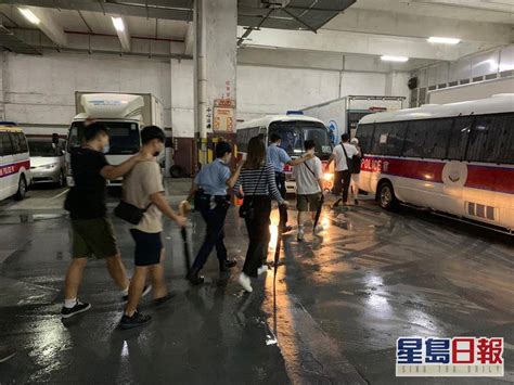 警觀塘搗破無牌樓上吧 19男女被捕包括兩名休班警 星島日報 LINE TODAY