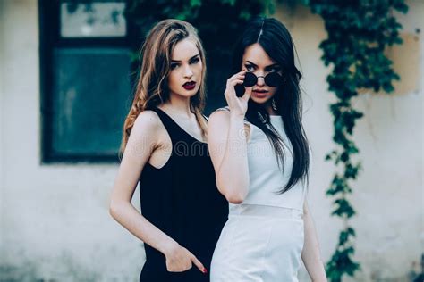 Deux Belles Jeunes Filles Dans Des Robes Image stock Image du brune modèle 68449365