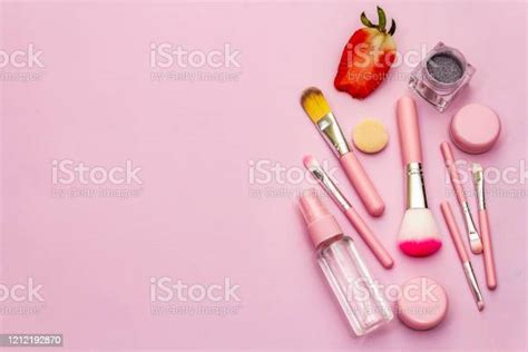 메이크업 브러쉬의 다양한 분홍색 배경에 장식 세트입니다 전문 장식 화장품 0명에 대한 스톡 사진 및 기타 이미지 0명 개념 개인 장식품 Istock
