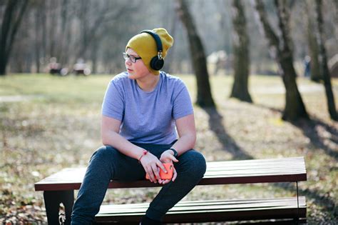 스마트 지능형 십대 소년 공원에서 그의 헤드폰을 통해 음악을 듣고 멀리 찾고 14 15 살에 대한 스톡 사진 및 기타 이미지 14 15 살 16 17 살 T 셔츠