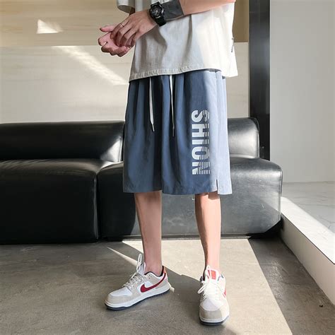 กางเกงขาสั้นผ้าเดรปสไตล์ฮ่องกงชายขนาดใหญ่หลวมแยกออกแบบกางเกงชายหาดกางเกงสไตล์เกาหลีน้ำฤดูร้อน