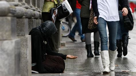 Франция осъди петима българи за принуждаване на хора с увреждания да просят