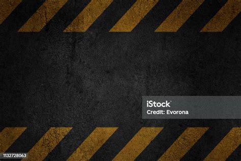노란색 경고 줄무늬가 있는 오래 된 검은 지저분한 아스팔트 표면 위험에 대한 스톡 사진 및 기타 이미지 위험 줄무늬 갈매기표 수장 Istock