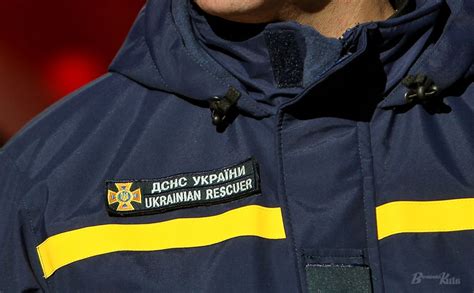 У Києві рятувальники допомогли підлітку зняти з пальця каблучку відео Вечірній Київ