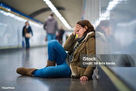 젊은 성인 은 우울하고 절망적 인 우울한 우울과 절망에 혼자 앉아 우울증 외로움 정신 건강 정서적 고통 사회적 폭력 학대 관계 및 괴롭힘 개념 젊은 여자에 대한 스톡 사진