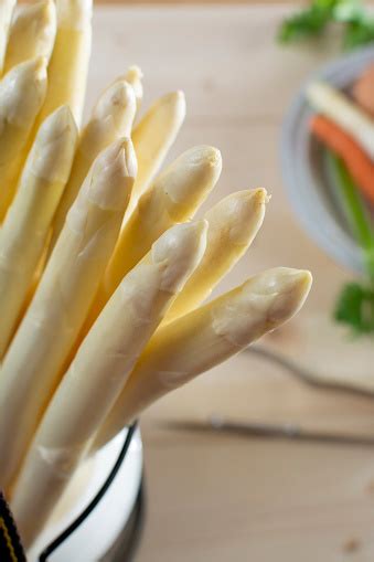 흰색 아스파라거스의 새로운 수확 고품질 의 원시 아스파라거스 당근과 셀러리 봄 시즌 요리 준비 0명에 대한 스톡 사진 및 기타