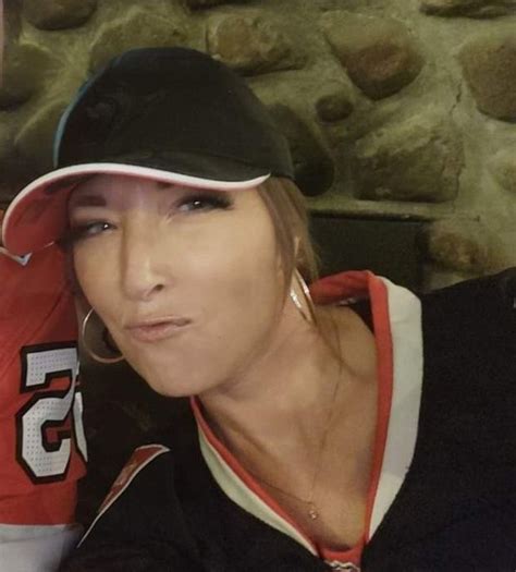 Pam Showing Kissy Face Pic