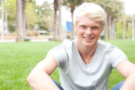 трава мальчика сидя подростковые детеныши Стоковое Фото изображение насчитывающей студент