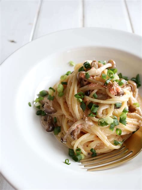 【旨みたっぷり】明太子としめじのクリームパスタのレシピ作り方│binanpasta
