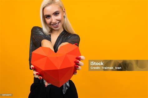 귀여운 금발의 소녀는 복사 공간과 노란색 배경에 3d 심장 그림을 보유하고 18 19세에 대한 스톡 사진 및 기타 이미지 18 19세 2월 검은색 Istock