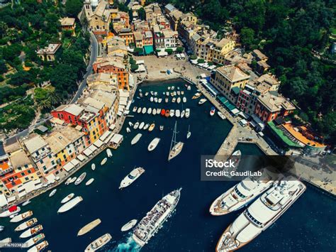 포르토티노라는 아름다운 그림 같은 마을과 바다 만의 공중 보기 아름다운 다채로운 주택 마을이있는 산기슭에 정박 한 보트와 요트가있는 작은 마리나 항구 0명에 대한 스톡 사진