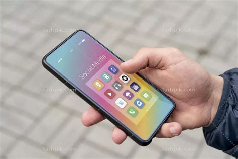 عکس گوشی موبایل در دست با صفحه روشن