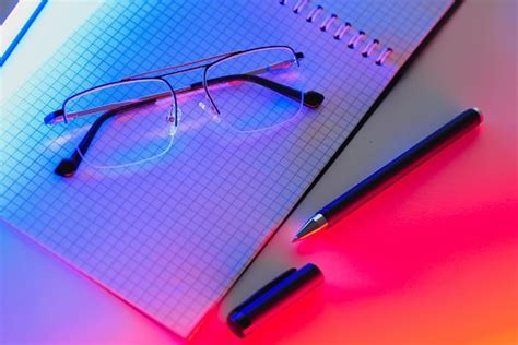 펜이 달린 빈 노트북은 흰색 사무실 책상 테이블 위에 있습니다 복사 공간 플랫 레이가 있는 상단 뷰입니다 0명에 대한 스톡 사진 및 기타 이미지 Istock