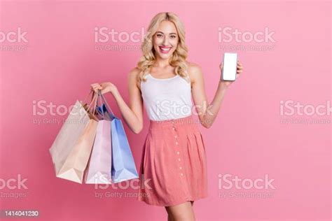 분홍색 파스텔 색상 배경 위에 고립 된 가젯 복사 공간을 사용하여 옷을 사는 매력적인 쾌활한 물결 모양의 머리 소녀의 초상화 20 24세에 대한 스톡 사진 및 기타 이미지