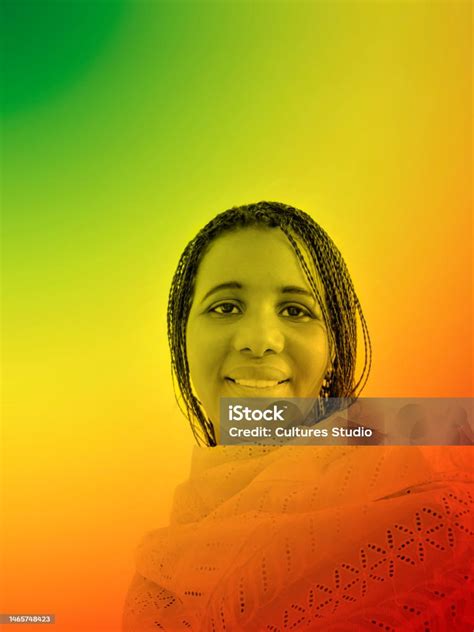 웃고 있는 땋은 머리를 가진 아름다운 여자 깃발 색상 사진 세네갈에 대한 스톡 사진 및 기타 이미지 세네갈 관광 독립기념일 Istock