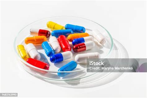 빈 페트리 접시 다채로운 캡슐과 알약으로 가득 차 있습니다 흰색 배경에 밝은 햇빛 짙은 그림자 대조 실험실 페트리 요리 0명에 대한 스톡 사진 및 기타 이미지 Istock