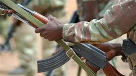 හමුදා සෙබළෙකුගේ ගිනි අවියක් පැහැර ගනී