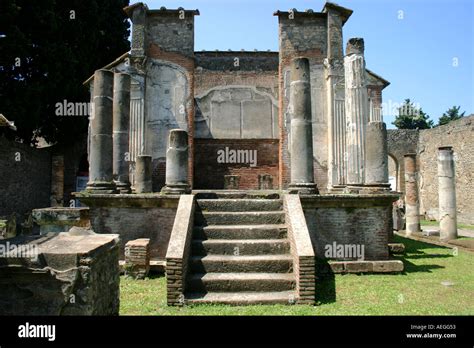 Temple Of Isis Pompeii Fotos Und Bildmaterial In Hoher Auflösung Alamy