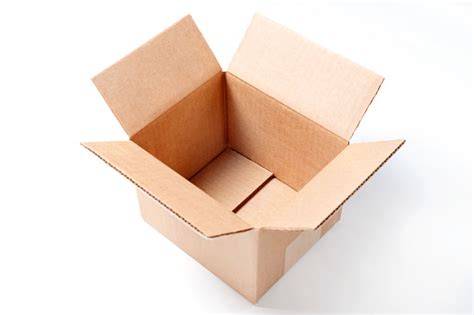 흰색 배경에 격리된 빈 직사각형 골판지 상자를 엽니다 디자인 및 광고에 대한 모형 갈색 공예 용지 또는 판지 상자 모의 배달