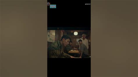 젊은 군인은 가게 구석에 조용히 앉아 있었고 그의 뺨에는 눈물이 줄줄 흘러내리고 있었습니다 그리고 비극적인 이야기 Youtube