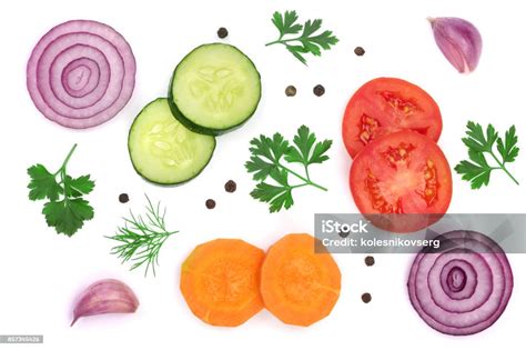 흰색 배경에 고립 된 마늘 양파 딜 파 슬 리 잎과 토마토 오이 당근 슬라이스 상위 뷰 웃옷에 대한 스톡 사진 및 기타 이미지