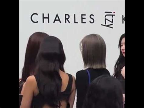 Video itzy Lia protecting Yeji from a wardrobe malfunction 리아 lia