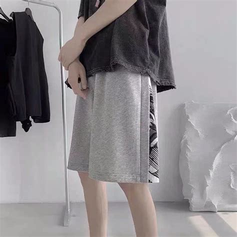 กางเกงขาสั้2565 กางเกงขาสั้นกีฬาแบบสบาย ๆ รุ่นเกาหลีรุ่นใหม่ของฤดูร้อนหลวมและกางเกงขายาวสวม