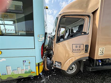 友誼橋 3車連環撞11傷