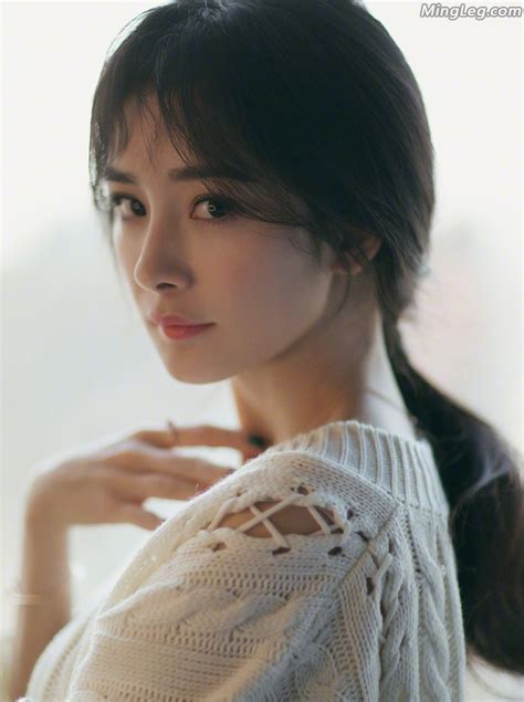 杨幂涂了红指甲油的美足踩红色高跟鞋代言伊利酸奶（1112） 图片 名腿网