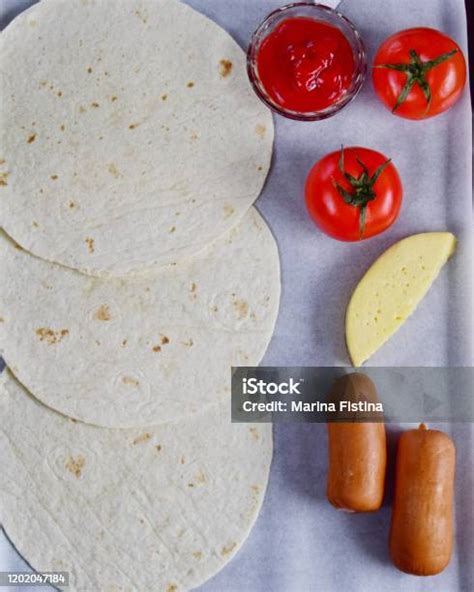 베이킹 페이퍼 토마토 케첩 소시지 피타 빵에 테이블에있는 홈 키친에서 피자를 요리하는 재료 0명에 대한 스톡 사진 및 기타 이미지 Istock