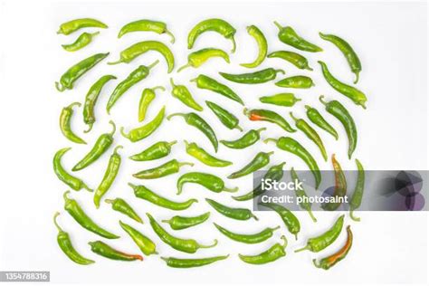 녹색 고추는 흰색 배경에 균등하게 확산 건강을 위한 비타민 채소 건강한 식생활에 대한 스톡 사진 및 기타 이미지 건강한 식생활 고추류 날것 Istock