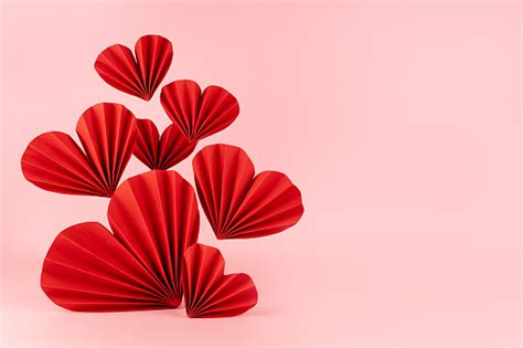발렌타인 데이 배경 부드러운 밝은 핑크 색상 테두리 복사 공간에 종이 팬들의 붉은 심장이 솟아 오르는 무대 광고 디자인 프리젠 테이션 화장품 카드 포스터 전단지에 대한 사랑