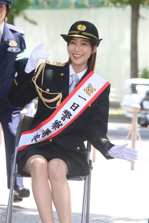 フォトギャラリー4枚目 「逮捕されたい」「キレイすぎてびっくり」かわいさ全開！鷲見玲奈の「美脚過ぎる一日署長」姿 Fridayデジタル