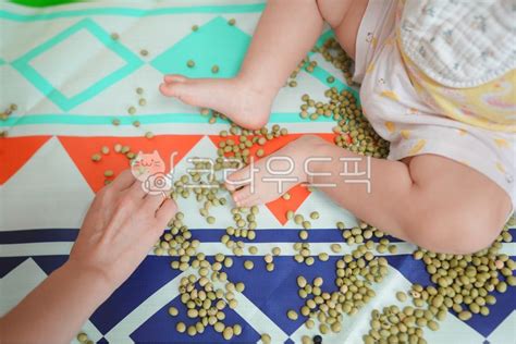 촉감놀이 촉감 아이손 아기손 놀이 사진 이미지 일러스트 캘리그라피 톤앤매너작가