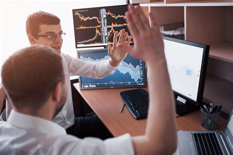 트레이딩 주식 온라인 실업 가입니다 주식 브로커 여러 컴퓨터 화면에 그래프 인덱스 및 숫자를 보고 동료 상인 사무실에서 토론에 비즈니스 성공 개념 경영자에 대한 스톡 사진