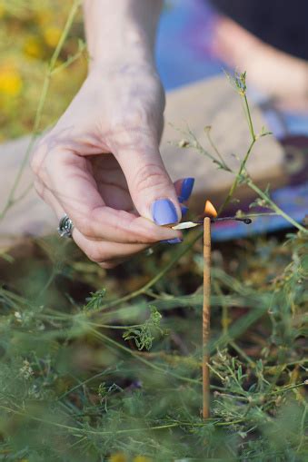 여자의 손은 일치와 자연에서 명상을 위한 향기로운 막대기에 불을 설정합니다 클로즈업 세로 형식 가냘픈에 대한 스톡 사진 및 기타 이미지 Istock