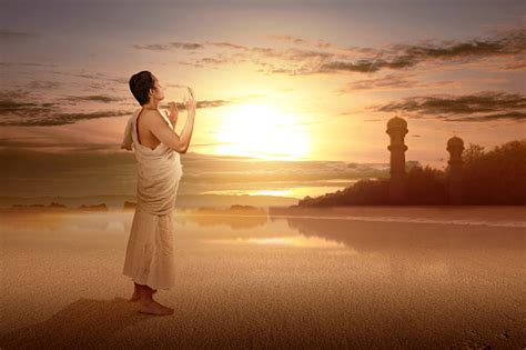 아시아 무슬림 남자 에 Ihram 옷 서 고 기도 하는 동안 제기 된 팔 Eid Ul Fitr에 대한 스톡 사진 및 기타 이미지 Eid Ul Fitr 금식 기도하기