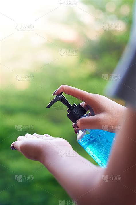使用酒精洗手液的女性双手特写