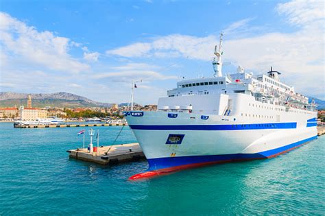 대형 페리 선박 운반 자동차 및 분할 포트 크로아티아에서에서 계 류 하는 승객 건물 외관에 대한 스톡 사진 및 기타 이미지