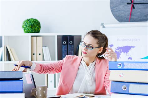 사무실에서 열심히 일 하는 성공적인 자신감 비즈니스 우먼 분홍에 대한 스톡 사진 및 기타 이미지 분홍 여자 사업가 최고 경영인 Istock