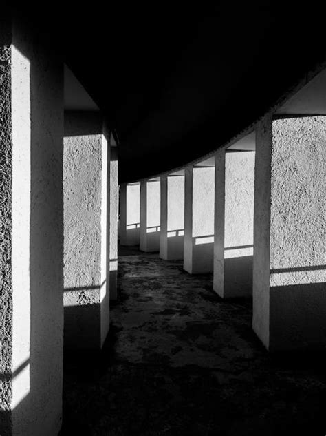 건설 건축 건축 환경 건축의 관념적인 구조 그레이스케일 그림자 그림자 놀이 기둥 기하학적 대조 대칭 도시의 디자인 미니멀리스트 복도 블랙 앤