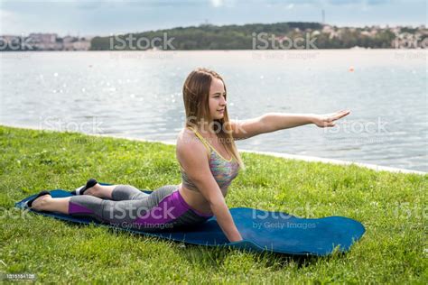 젊은 슬림 여자 착용 피트 니스 옷을 입고 호수 근처 요가 매트에 체조 운동을 하 고 가냘픈에 대한 스톡 사진 및 기타 이미지 가냘픈 건강한 생활방식 낮 Istock
