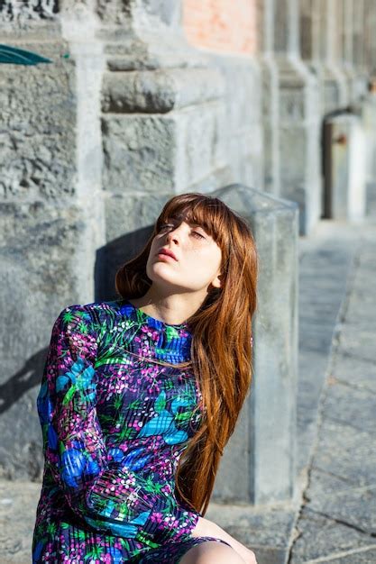 Retrato De Uma Mulher Ruiva E Com Sardas Foto Premium