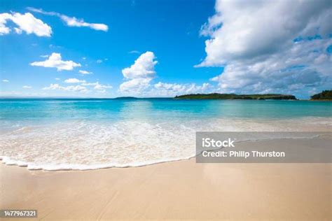 화창한 날에 밝은 푸른 바다와 하얀 모래 해변이있는 완벽한 조건 바다에 대한 스톡 사진 및 기타 이미지 바다 해변 여름 Istock