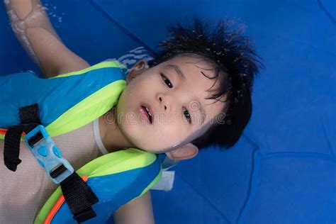穿着救生衣、开心幽默的小男孩蹒跚学步的孩子在泳池里玩水 库存照片 图片 包括有 男朋友 室内 277533926