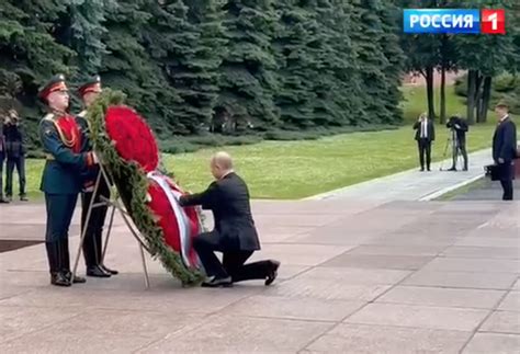 Путин возложил цветы к Могиле Неизвестного Солдата