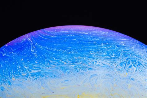 검은 배경에 초록 그라데이션 비누 거품 무료 사진